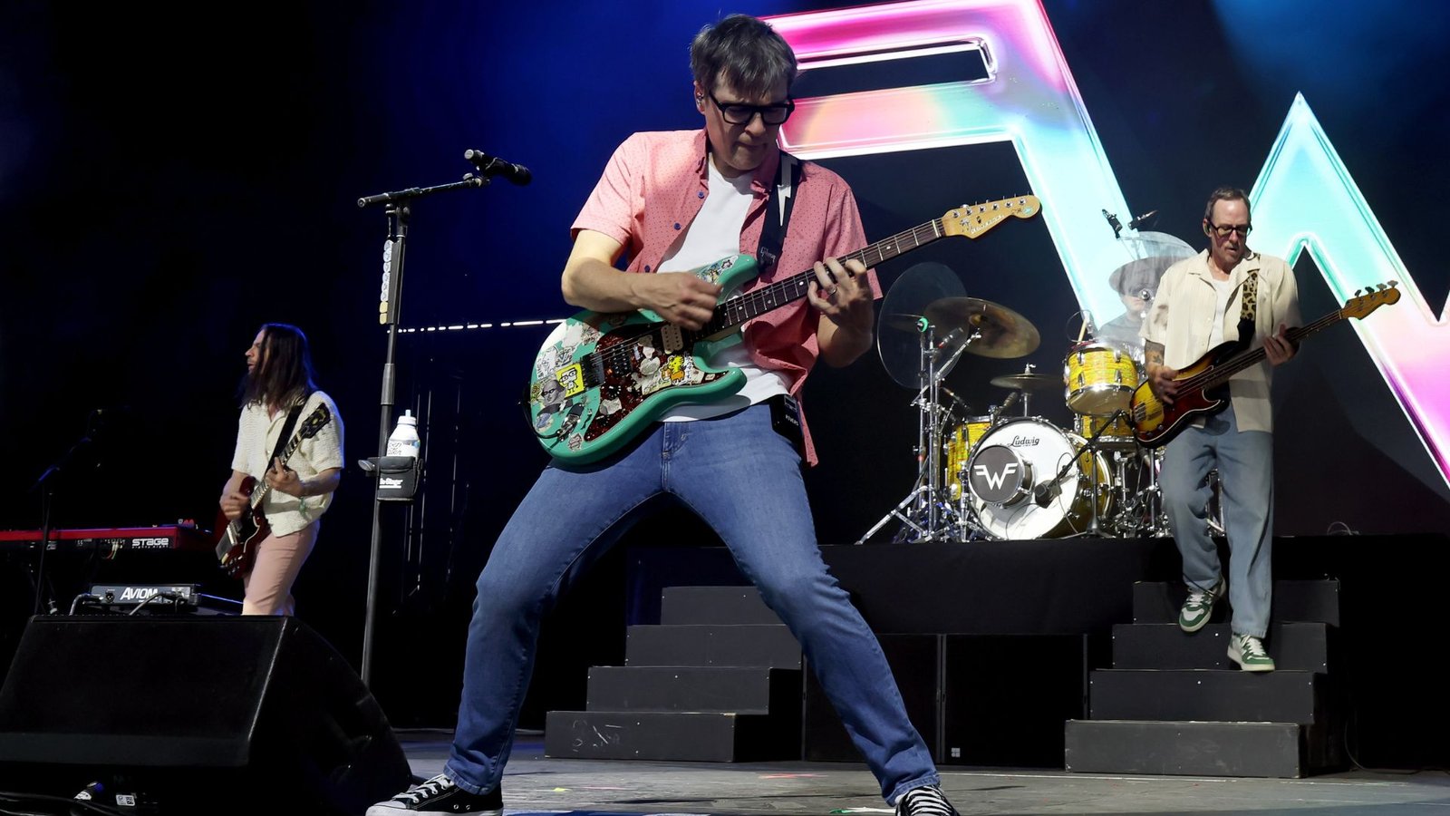 Weezer celebra 30 anos em SP em mega evento com Bloc Party e Mogwai ...